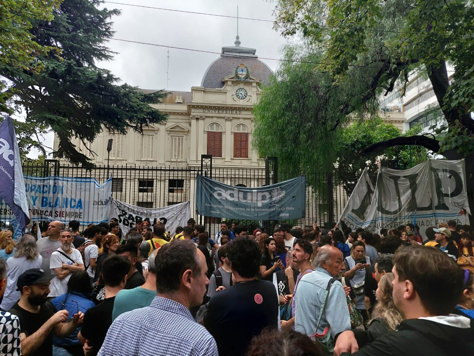 Los docentes de la UNLP aceptaron la oferta del Gobierno y cobrarán con ...